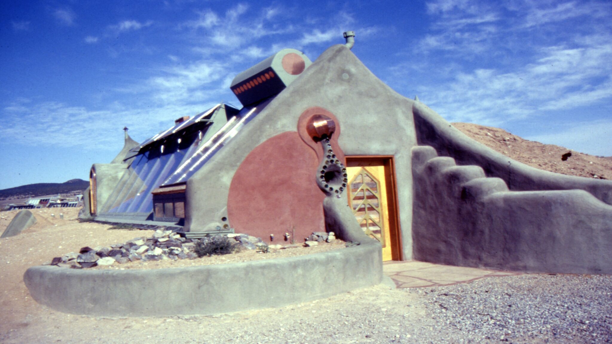 Garbage Warrior – a film about eco architecture by Oliver Hodge